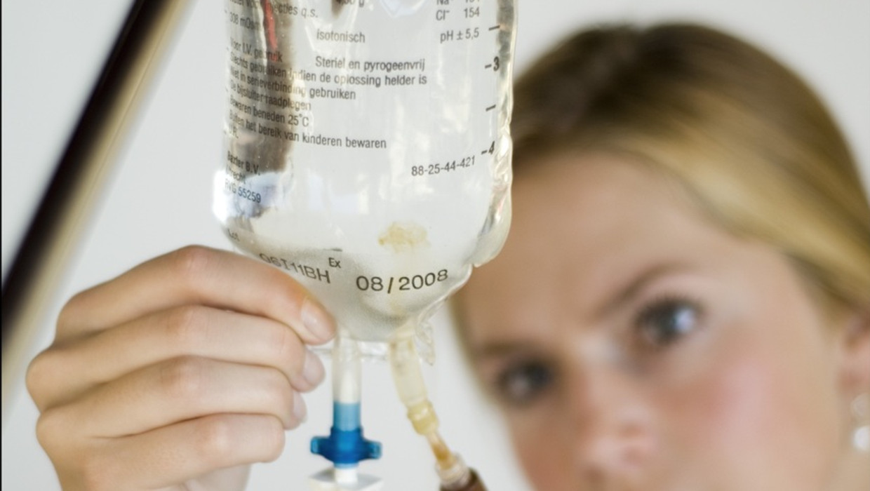Kritieke patiënten herstellen sneller bij intraveneuze voeding die pas ...