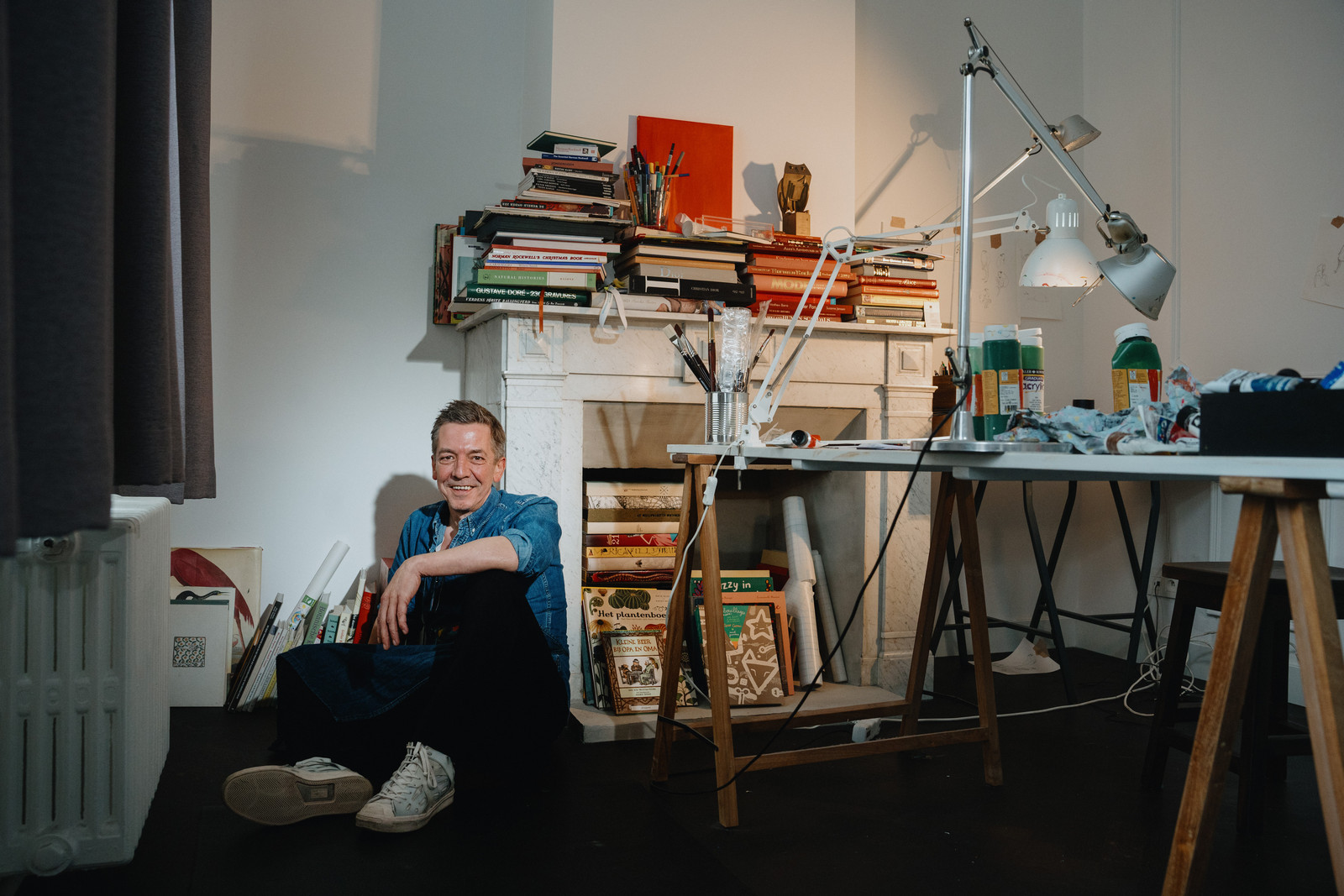 ‘Ooit zal het hier dichtslibben’: de boekenkast van illustrator Carll Cneut