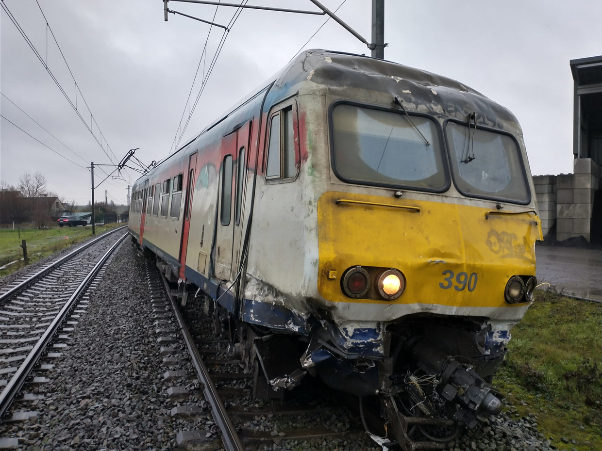 Trein grijpt vrachtwagen in Ardooie: vermoedelijk week lang geen ...