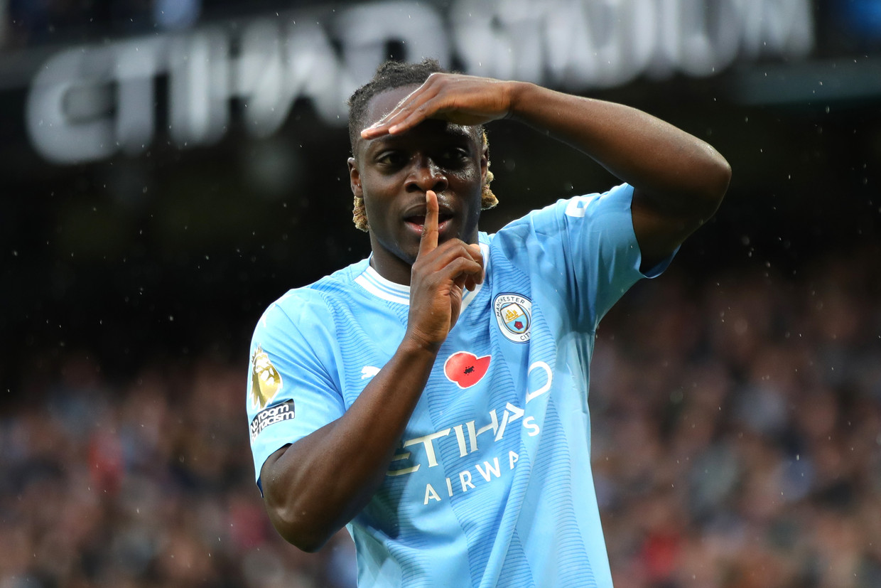 Jérémy Doku flitst voor Man City met goal en liefst vier assists
