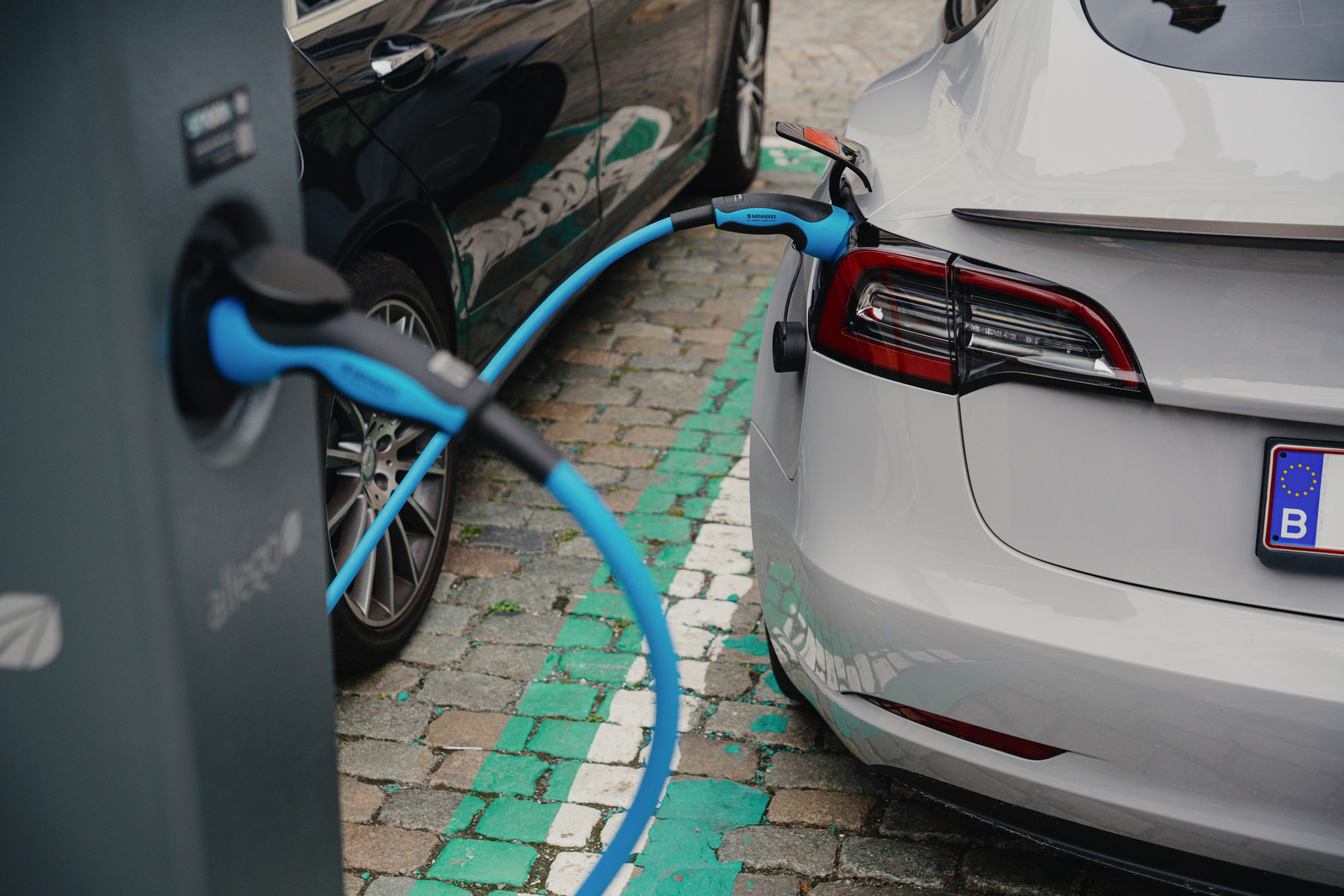 Laden we straks de auto op tijdens het rijden? Heel wat landen werken ...