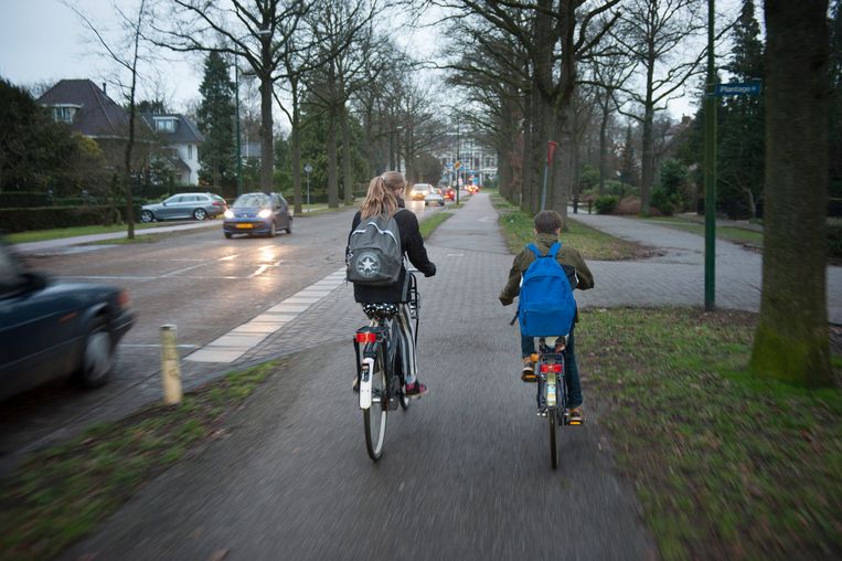 Studie: vanaf 12 jaar fietsen steeds meer kinderen alleen naar school