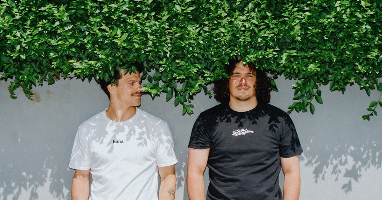 Average Rob en Arno The Kid lopen een triatlon (en veroveren tussendoor ...