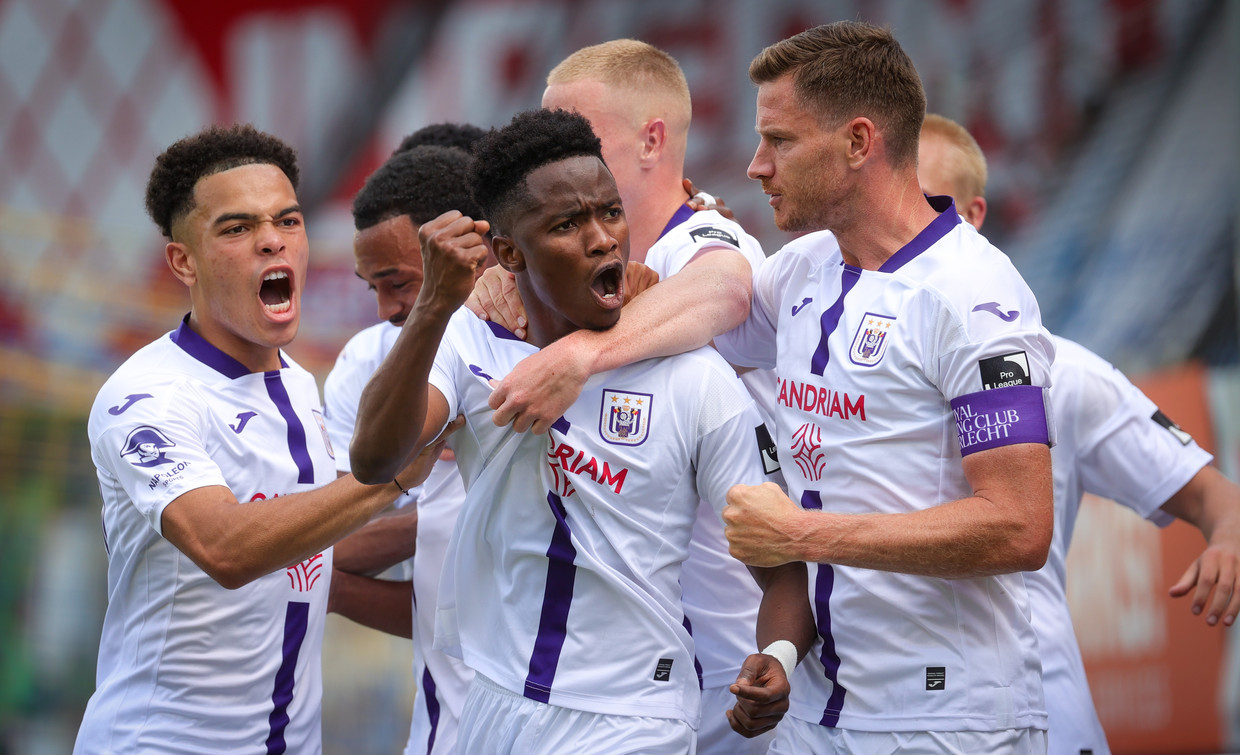 Anderlecht heeft handen vol met STVV, maar boekt ondanks rood voor Dreyer wel nipte zege: 0-1