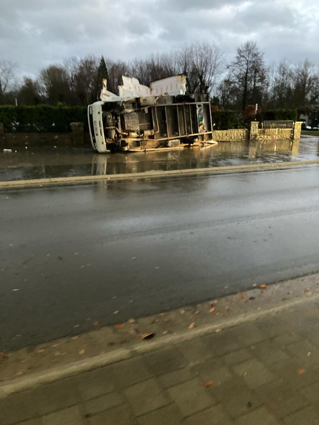 Beelden tonen hoe daken losgerukt worden door windhoos in Onze-Lieve-Vrouw-Waver en Putte ...