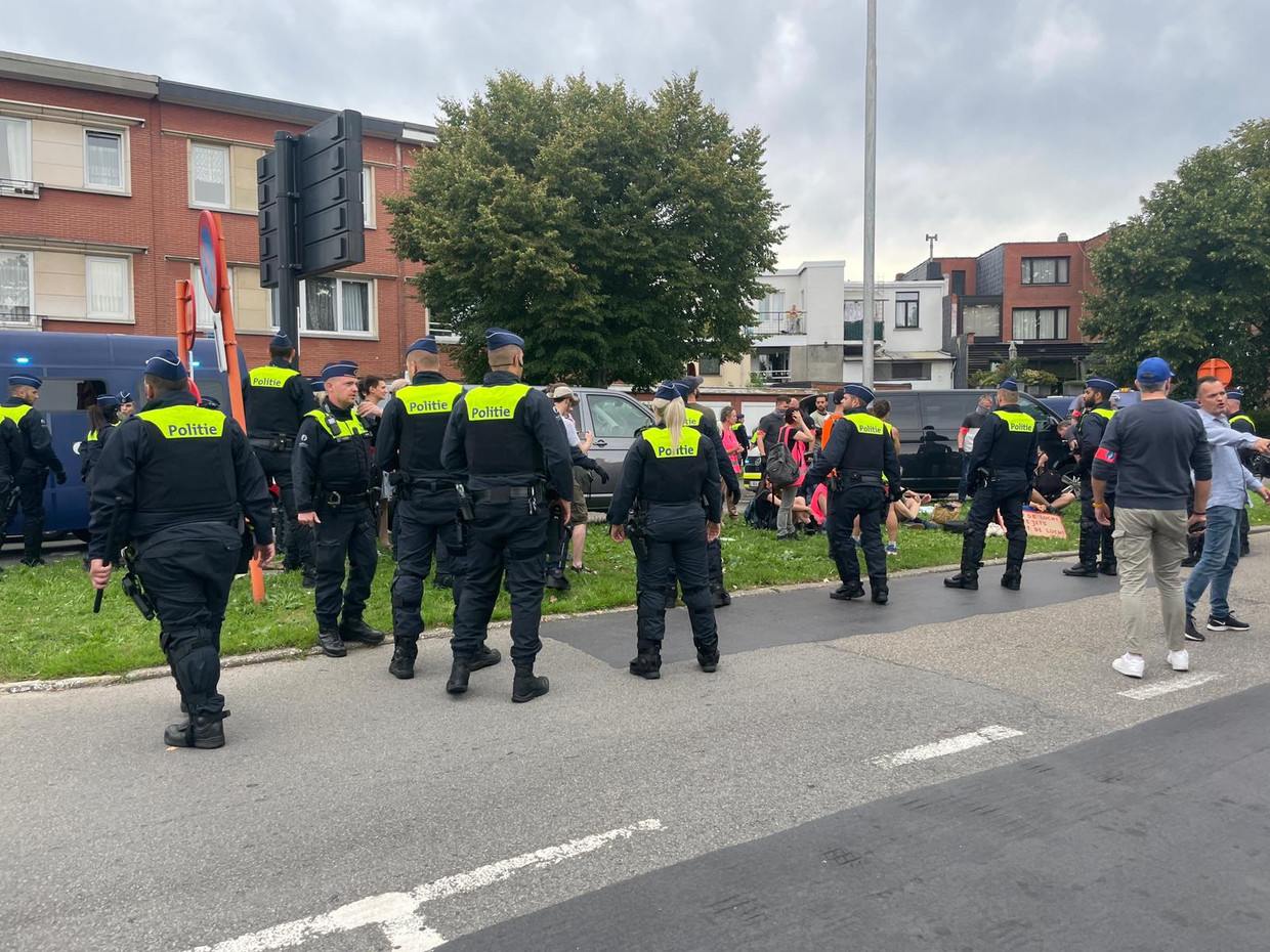 Politie voorkomt dat actievoerders luchthaven Antwerpen blokkeren ...