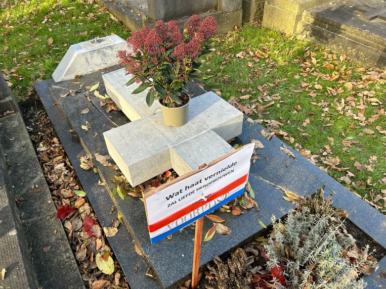 Amper drie maanden na herstelling: graf van Vlaams-nationalist en ...