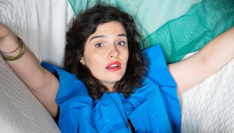 Nele Van den Broeck rollebolt met taal en strooit met radde observaties ...