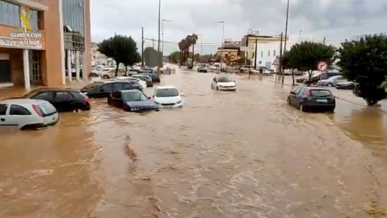 Zware wateroverlast in Spanje: straten veranderen in mum van tijd in ...
