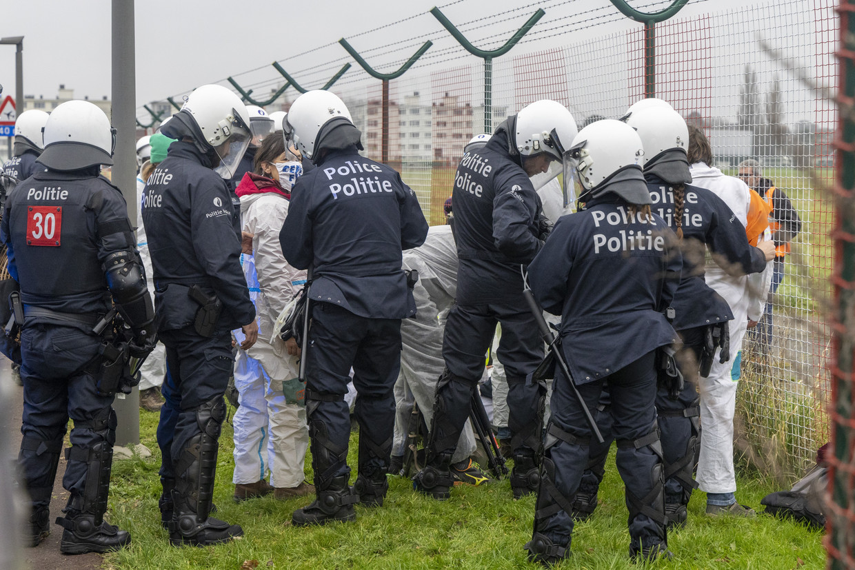 350 actievoerders van Code Rood gearresteerd aan de luchthaven van Deurne