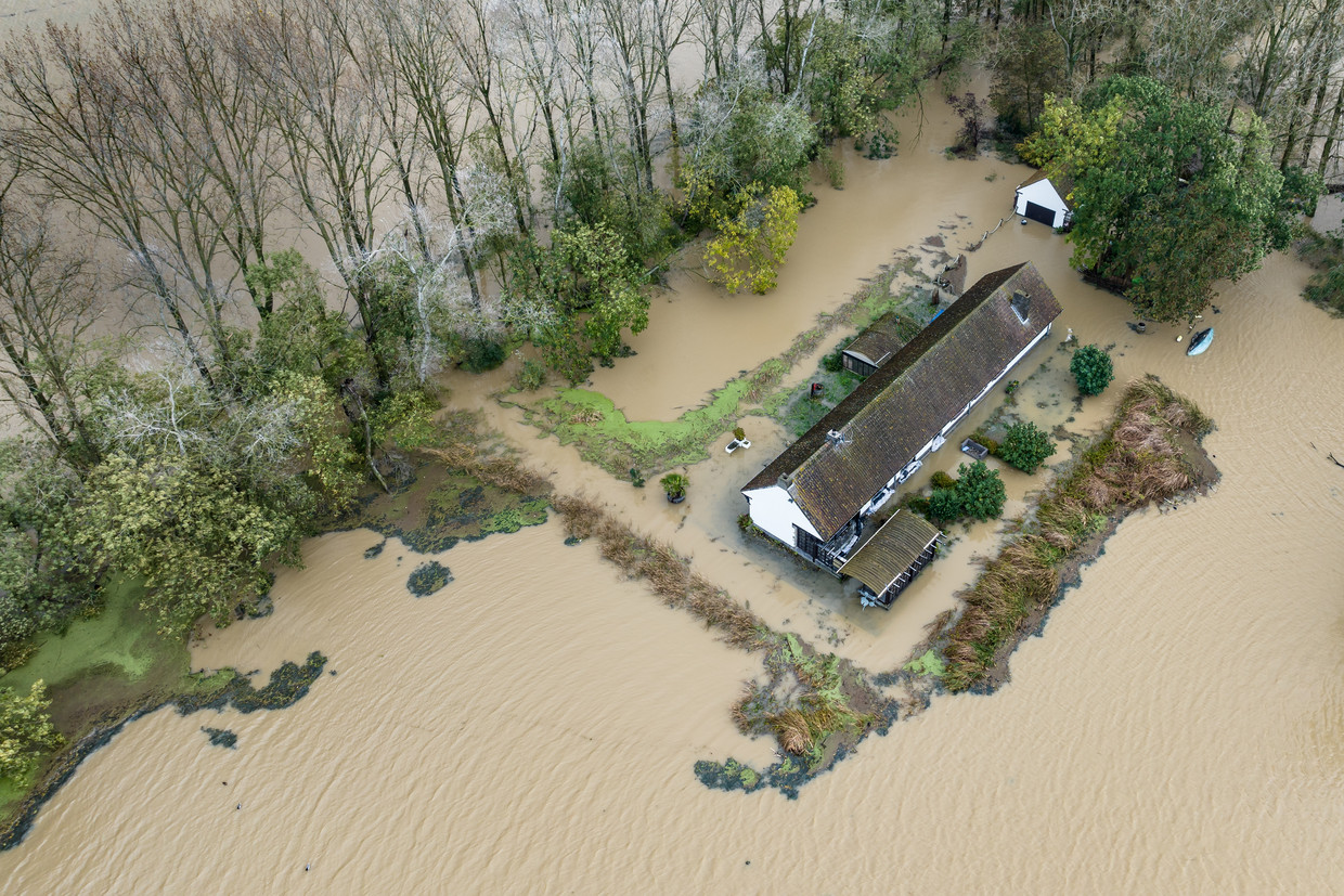 Waterpeil blijft stijgen in Westhoek, man uit woning geëvacueerd na ...