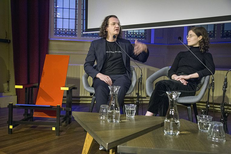 Wat is Kirac, het kunstcollectief dat bedscènes van Michel Houellebecq ...