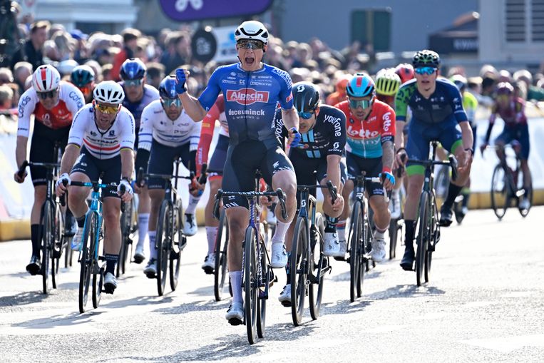 Jasper Philipsen pakt opnieuw de Scheldeprijs: een klein gaatje is ...