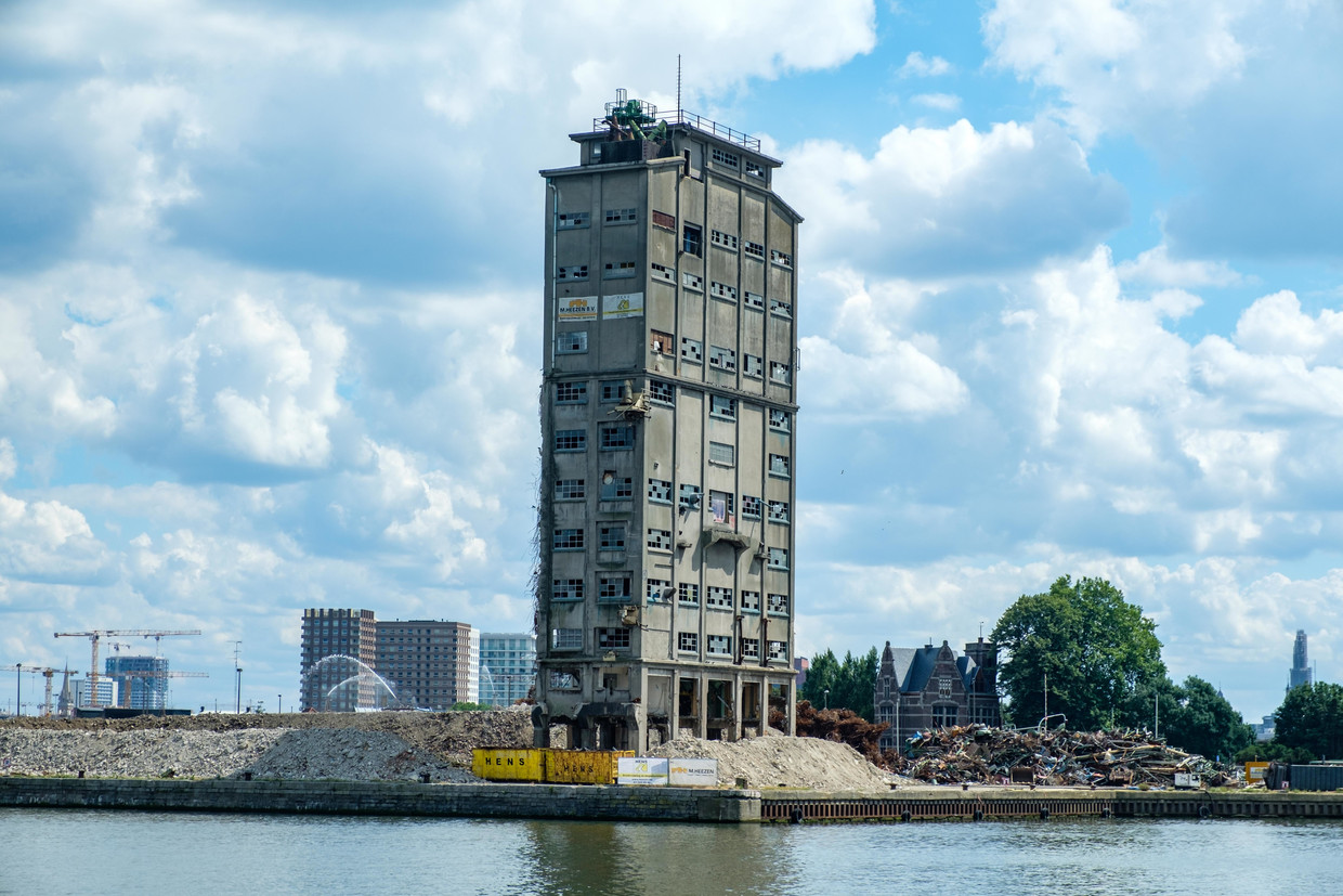 Toren SAMGA-gebouw stort in na gecontroleerde explosie in haven van ...