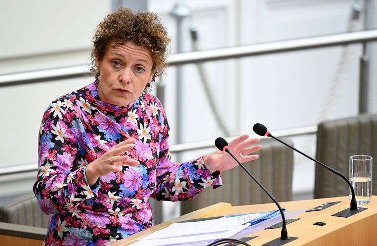 Lydia Peeters schrapt boetes voor late autokeuring door lange wachttijden