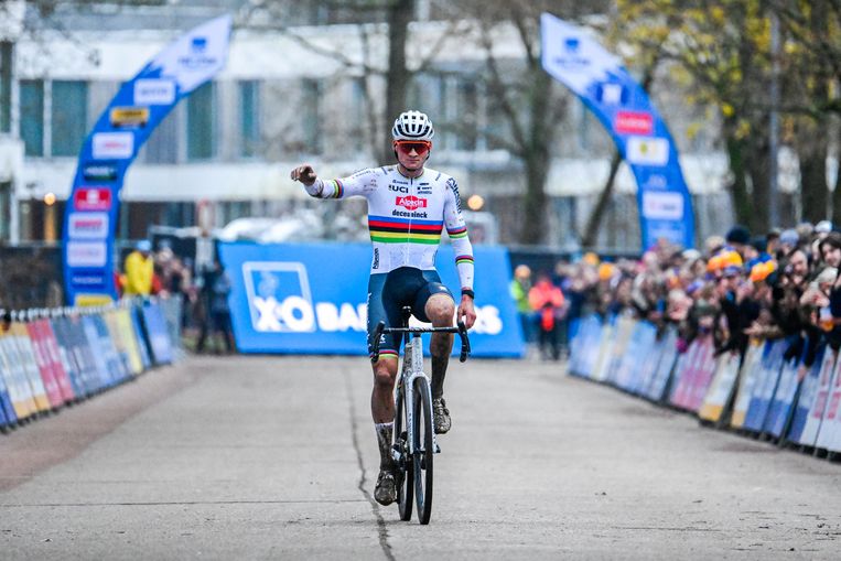 Ontketende Van der Poel van start tot finish op kop bij terugkeer in ...