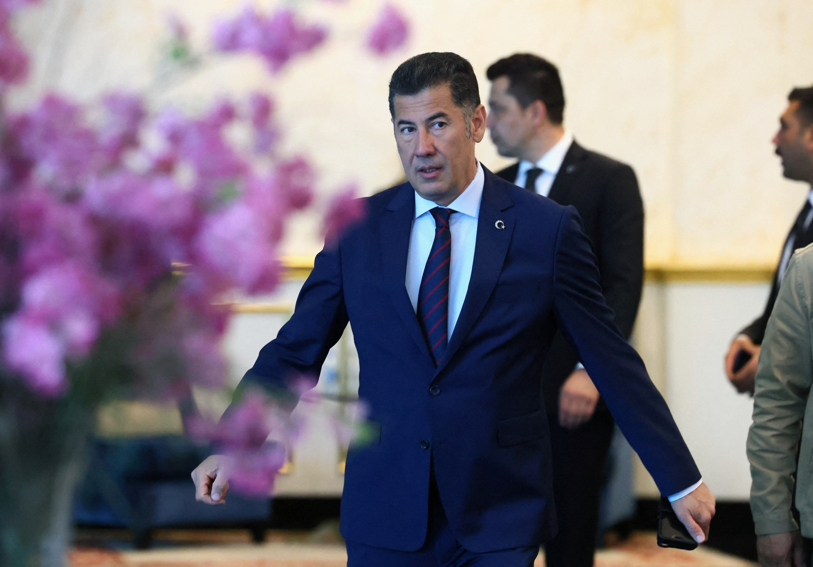 Nieuwkomer Sinan Ogan verrast, kiest voor Erdogan en kan de Turkse ...