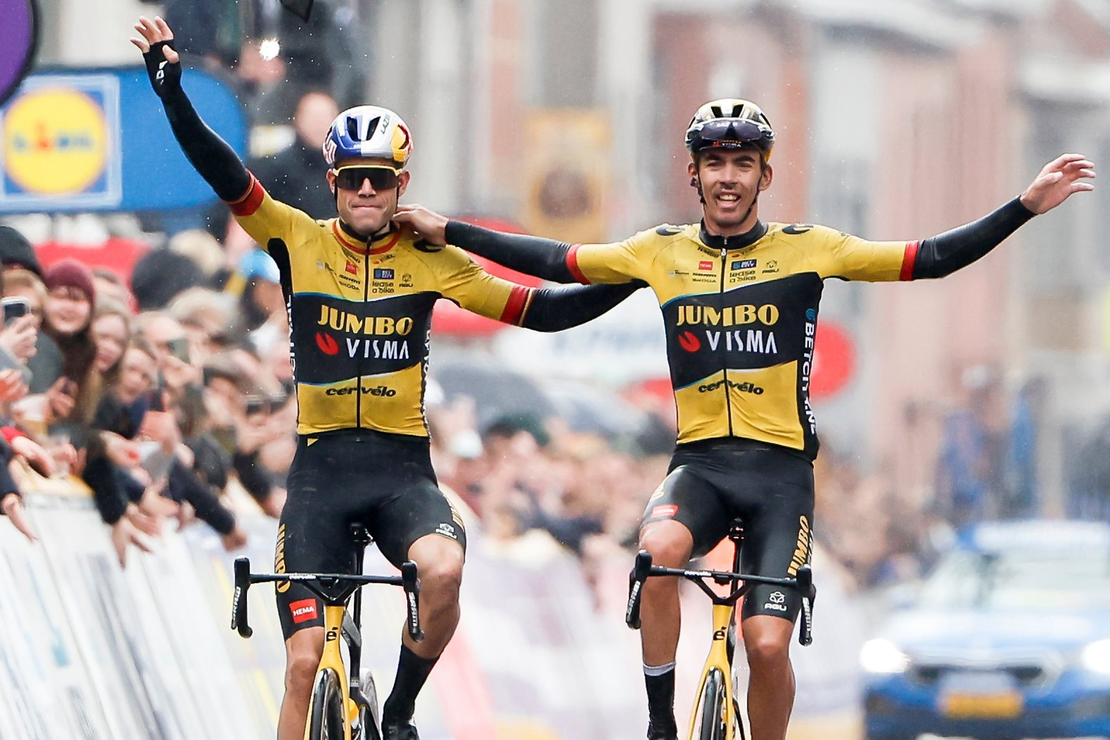 Wout van Aert geeft zege in Gent-Wevelgem weg: ‘Ik ben misschien anders ...