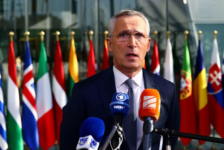 Jens Stoltenberg blijft nog een jaar secretaris-generaal van NAVO