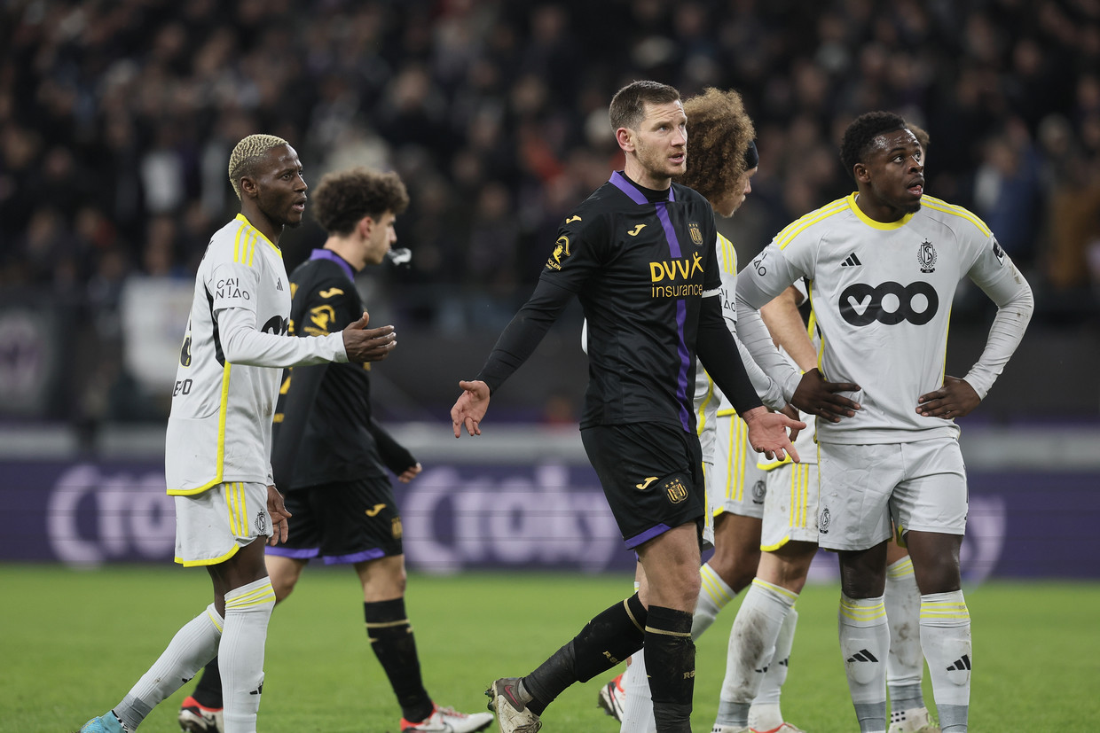 Bekerwedstrijd tussen Anderlecht en Standard ontspoort: Standard weert ...
