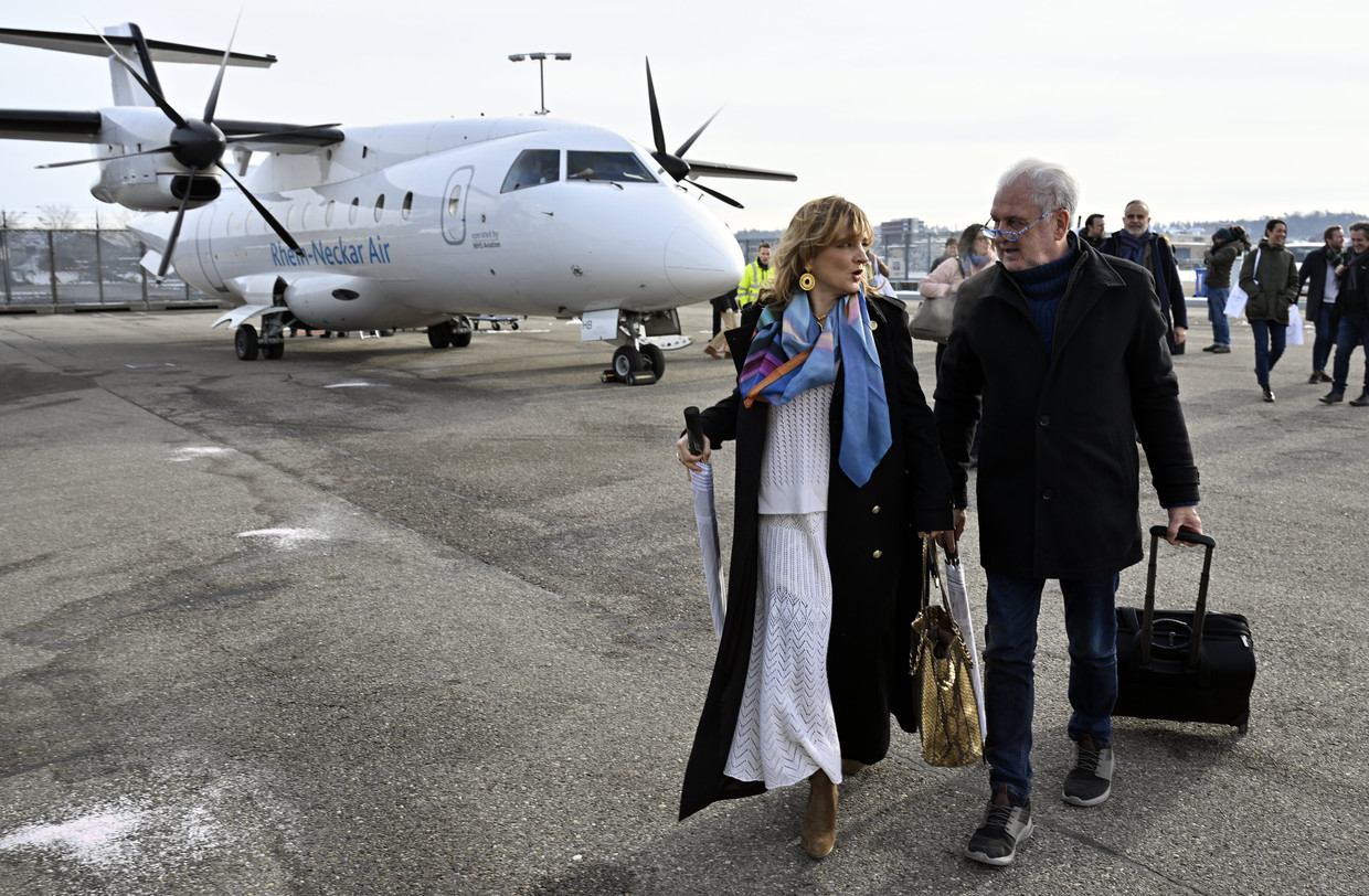 Journalisten in privéjet, Bart De Pauw in het kielzog: op bezoek bij Fernand Huts’ dino in ...