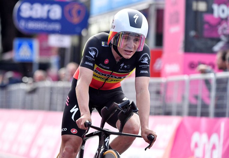 Remco Evenepoel wint nipt tweede tijdrit in de Ronde van Italië en herovert de roze trui