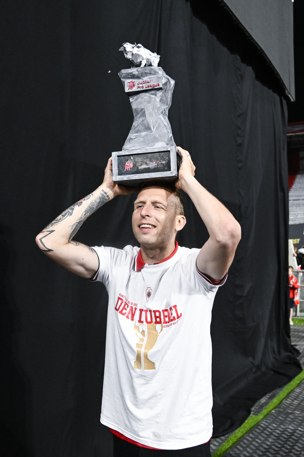 Zelfs beker sneuvelt in uitzinnig feestgedruis Antwerp | De Morgen