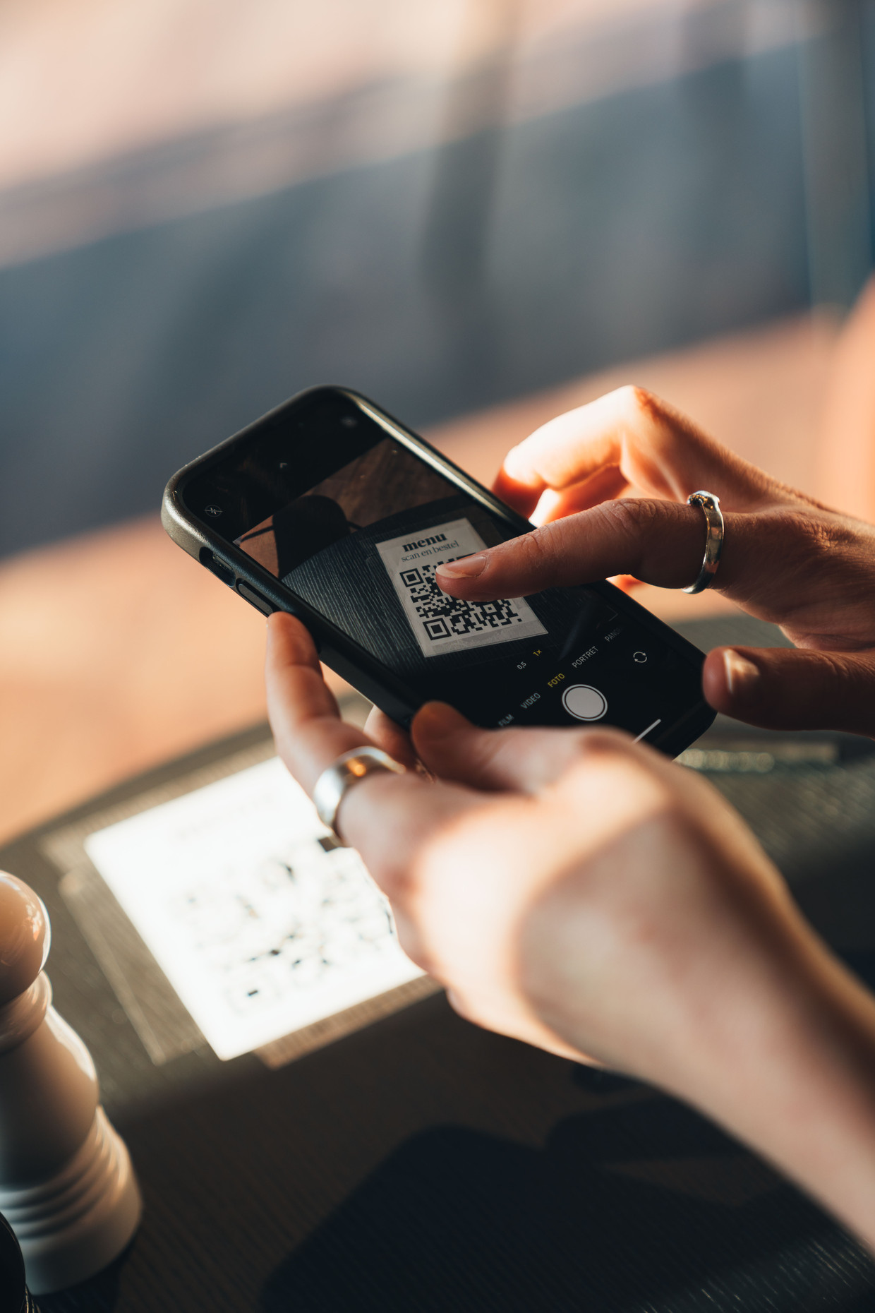 Deze filosoof pleit voor digitaal verzet: ‘Saboteer QR-codes op ...