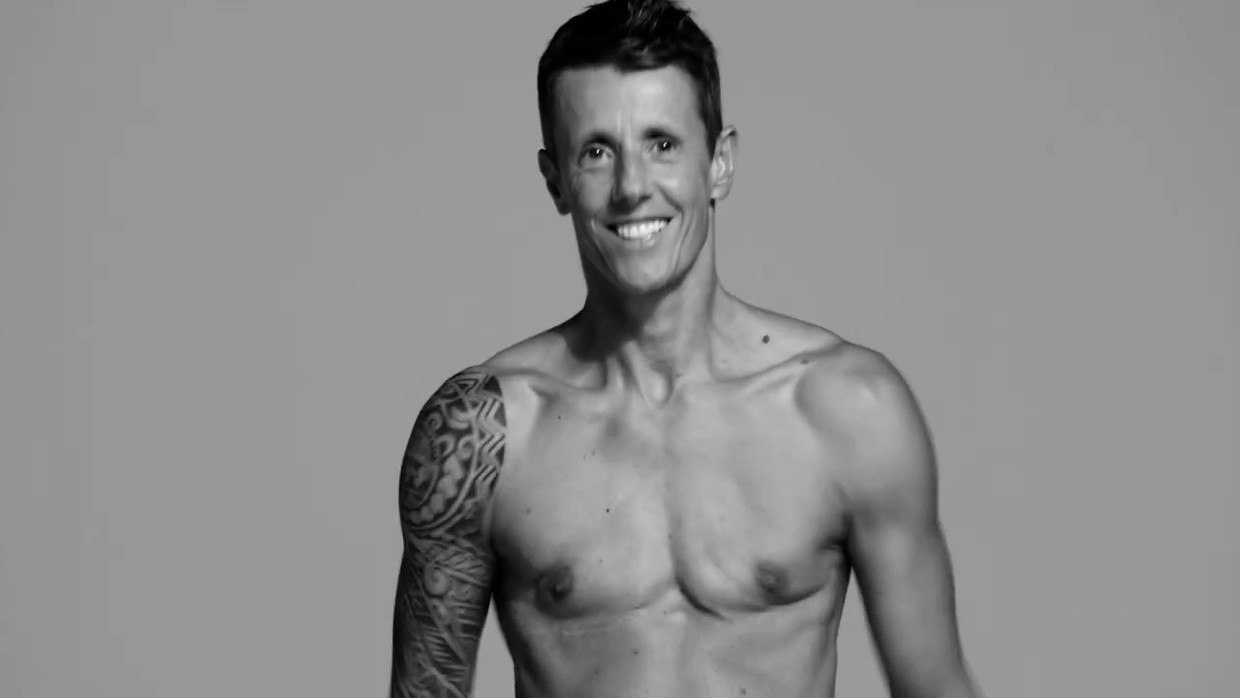 Sam Bettens toont voor het eerst sinds transitie ontbloot bovenlichaam in nieuwe videoclip