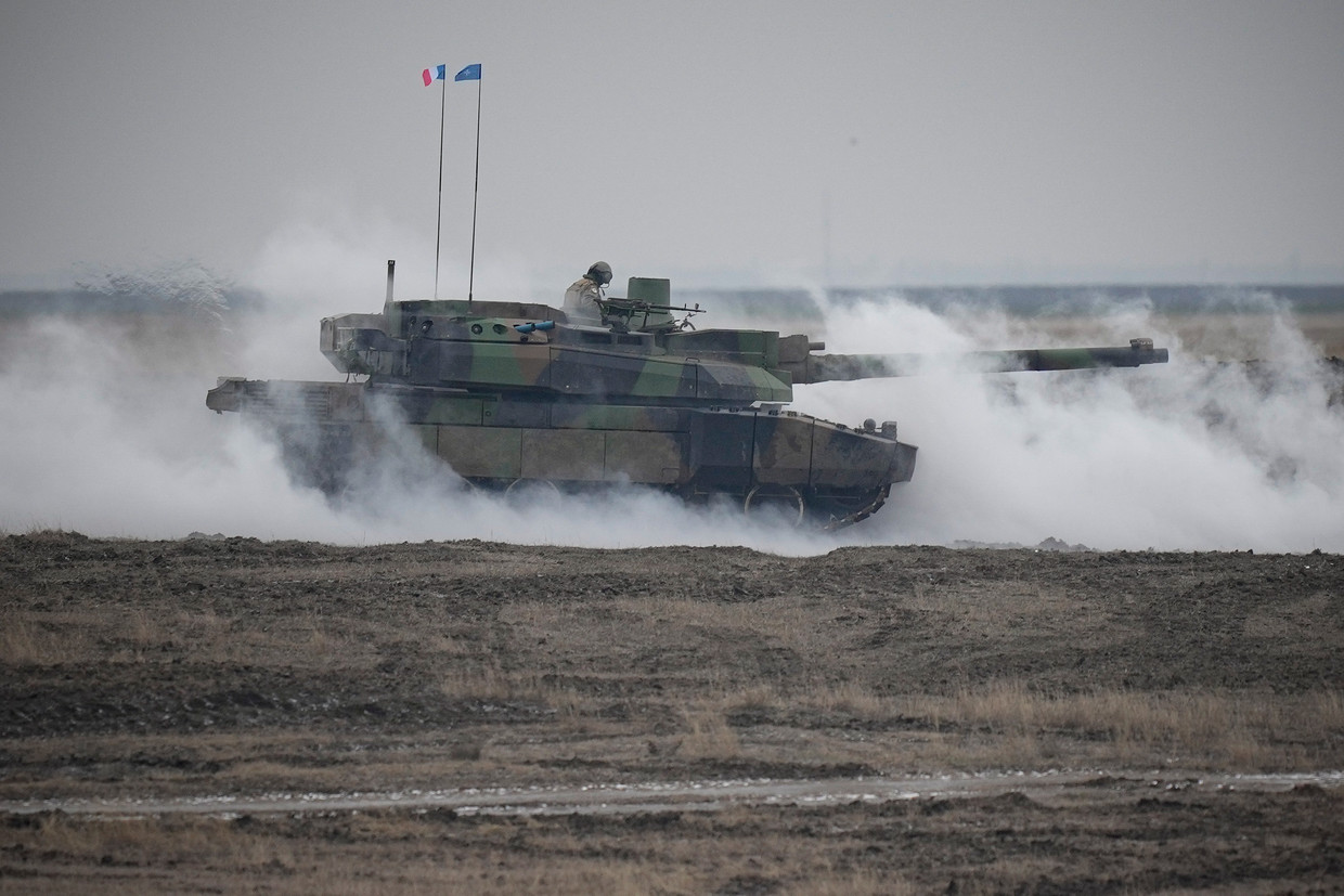 ‘Niets is uitgesloten’: gaat Frankrijk nu ook Leclerc-tanks leveren aan ...
