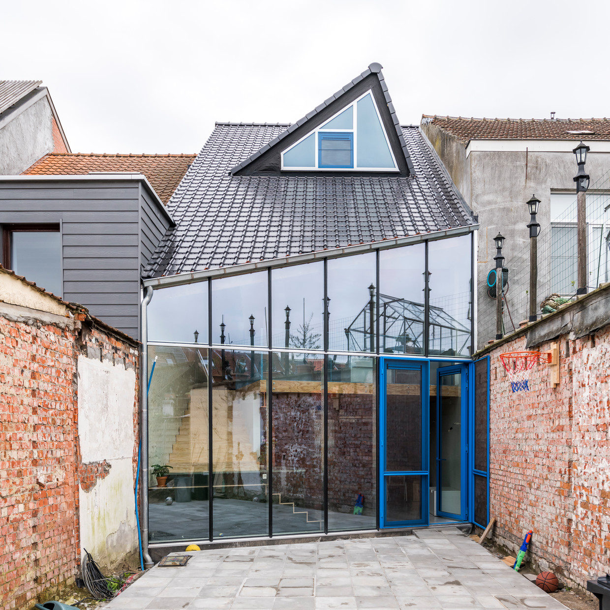 Binnenkijken in een rijwoning die kleiner, maar fijner werd | De Morgen
