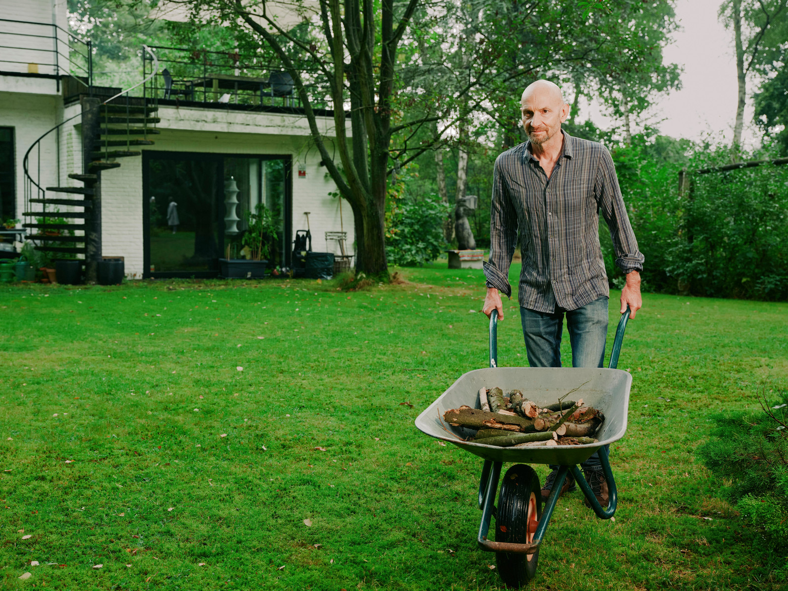 Leven en laten leven met theatermaker Peter Van den Eede | De Morgen
