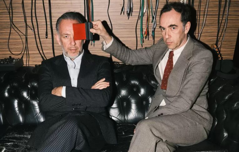 ‘Duizenden Arabieren, allemaal in wit gewaad, die heel hard gaan op een ...