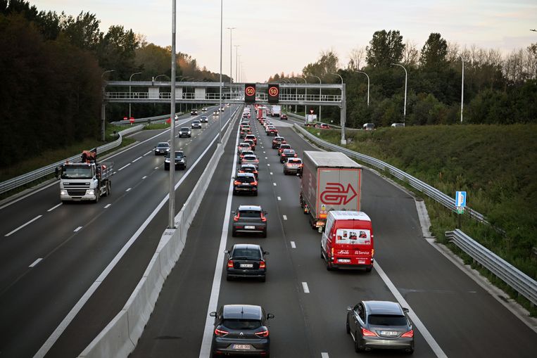 Moeilijke ochtendspits op E314 richting Leuven door gekantelde ...