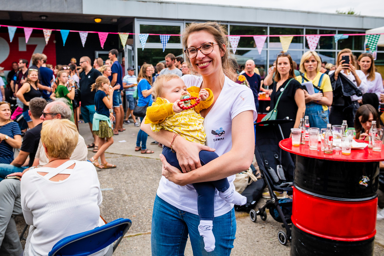 Baby Pia kan haar vingertjes al beter bewegen: peperduur medicijn slaat aan