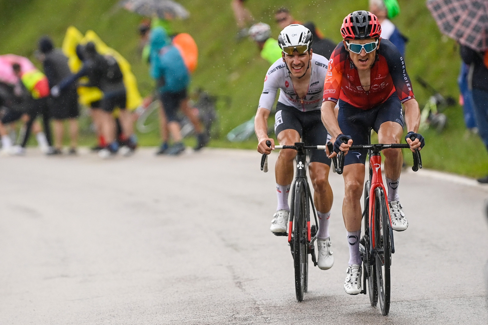 De maskers vallen af in Giro-bergrit: Almeida valt aan, Roglic krijgt tik