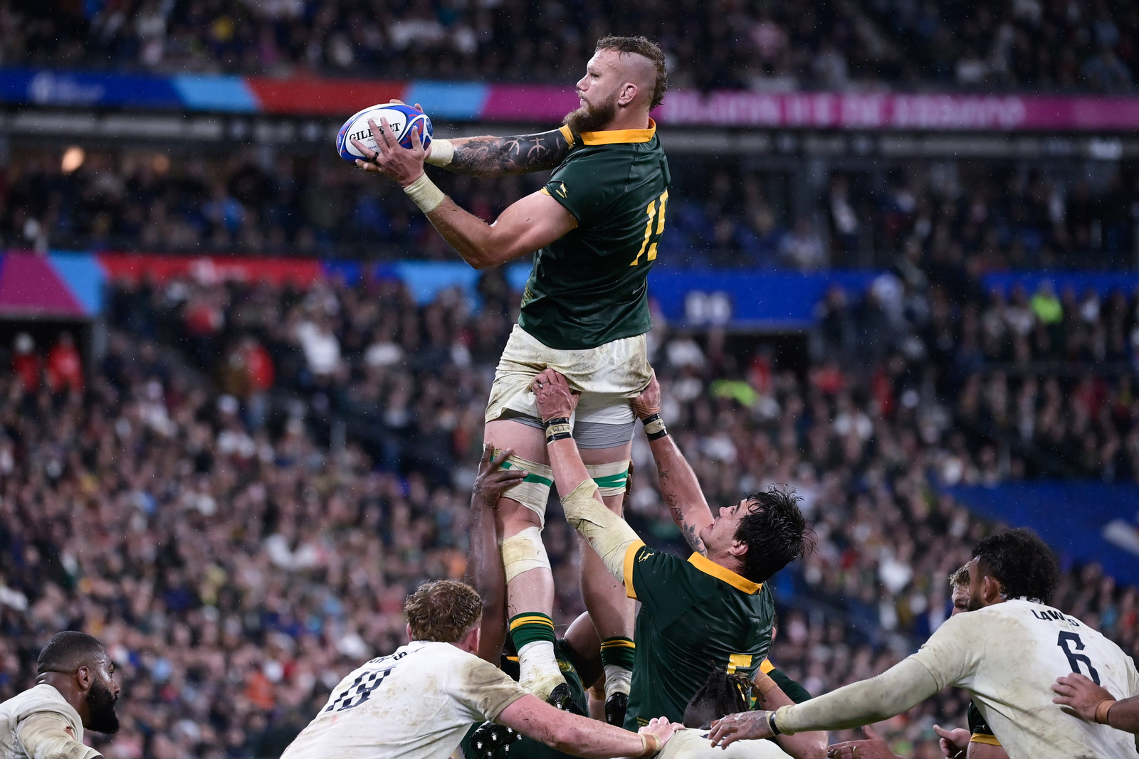 ‘Hij is 2,07 meter groot, maar kan rennen als de wind’: wie is ...