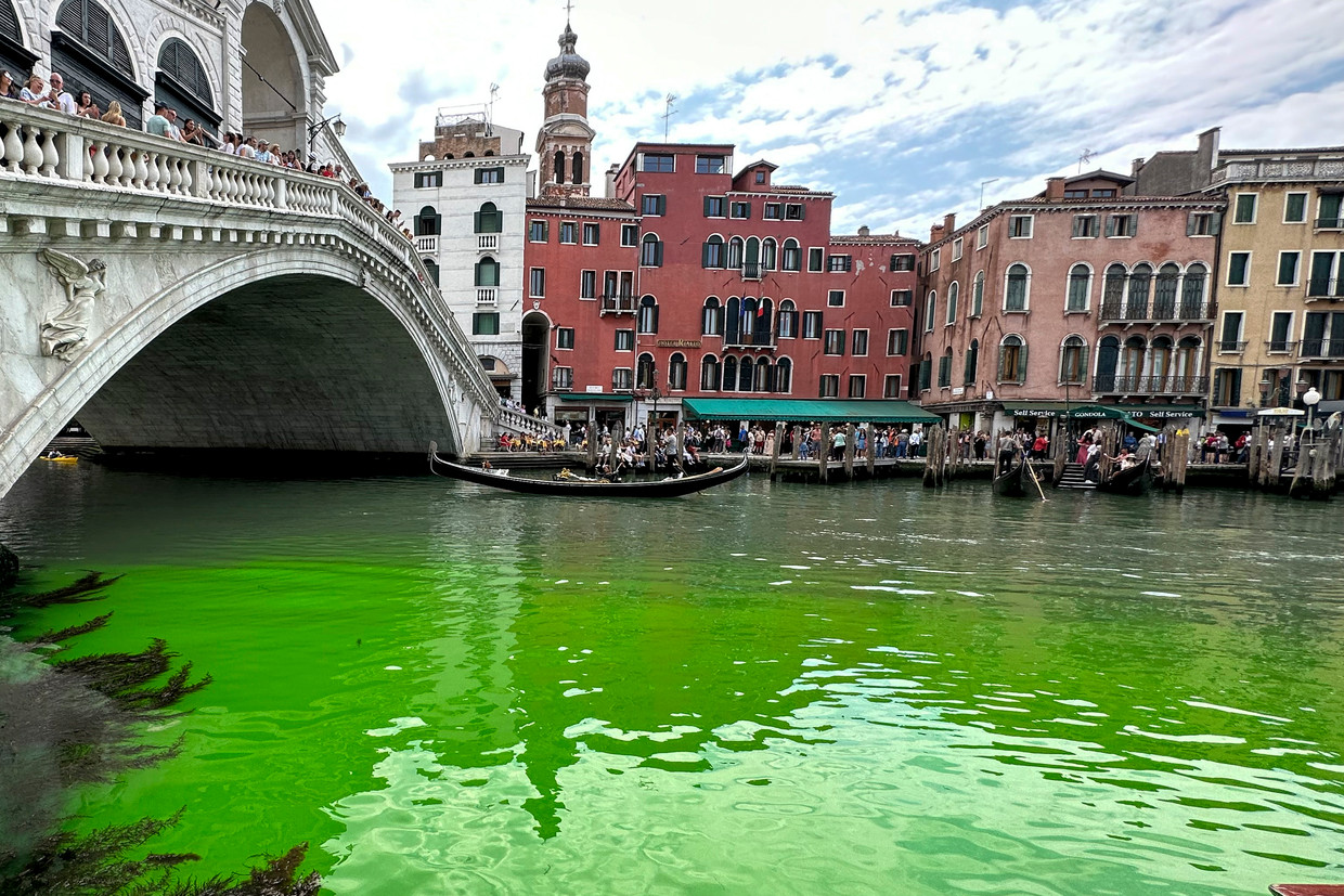 En plots kleurt het water aan de Rialtobrug fluogroen: mysterie aan het ...