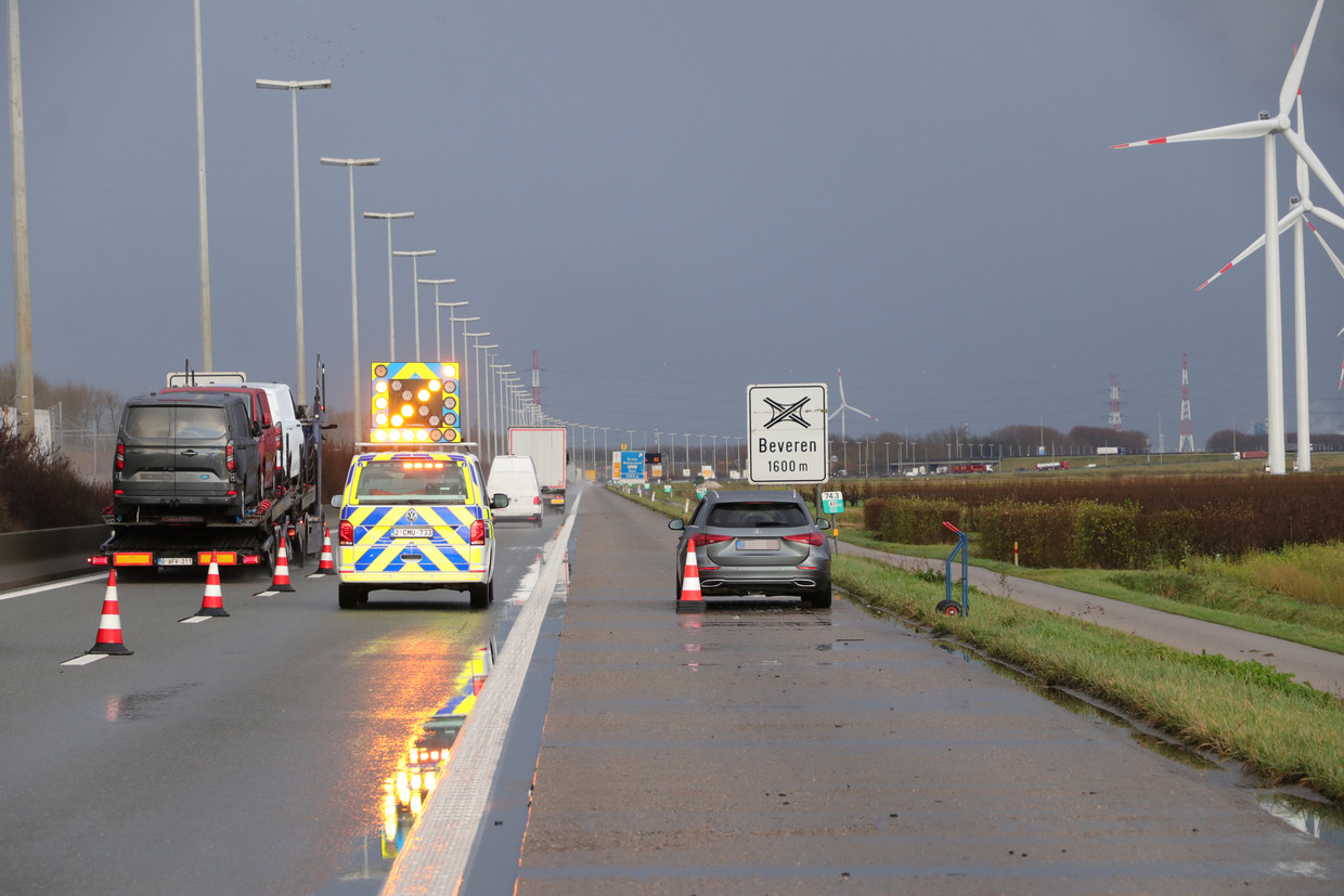 Vrouw (53) zit uren dood achter het stuur op pechstrook van E34