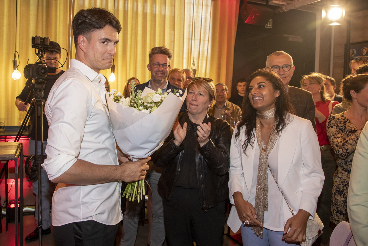 Opvallend vaak viseert Conner Rousseau vrouwen, en trekt daarmee zijn ...