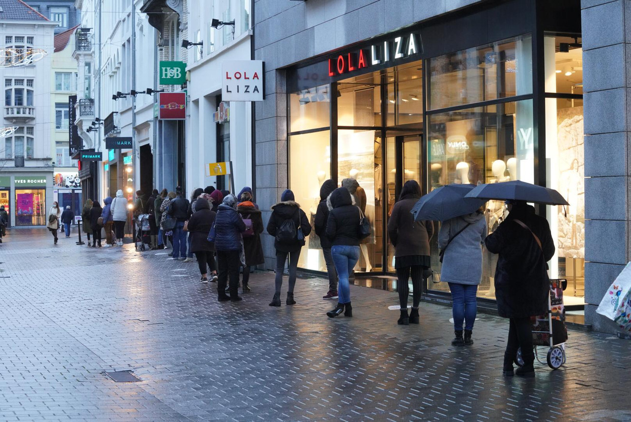 Meteen wachtrij aan Primark bij heropening winkel, maar Stad Gent kijkt ...
