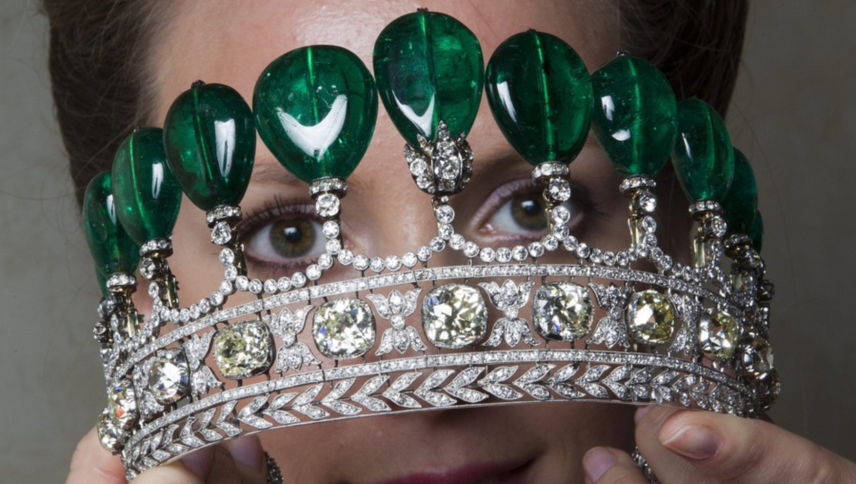 's Werelds duurste tiara brengt 8 miljoen op | De Morgen