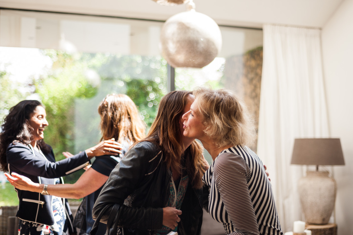 We geven opnieuw vaker een hand of een kus nu de maatregelen versoepelen