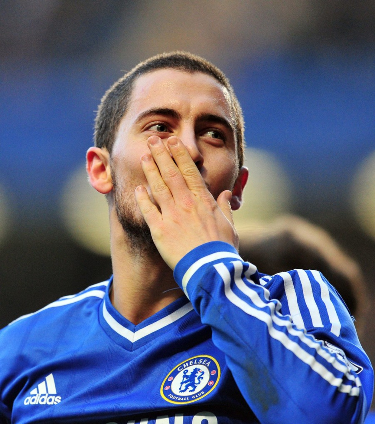 Uitblinker Hazard kroont zich tot matchwinnaar, Arsenal voorlopig op kop