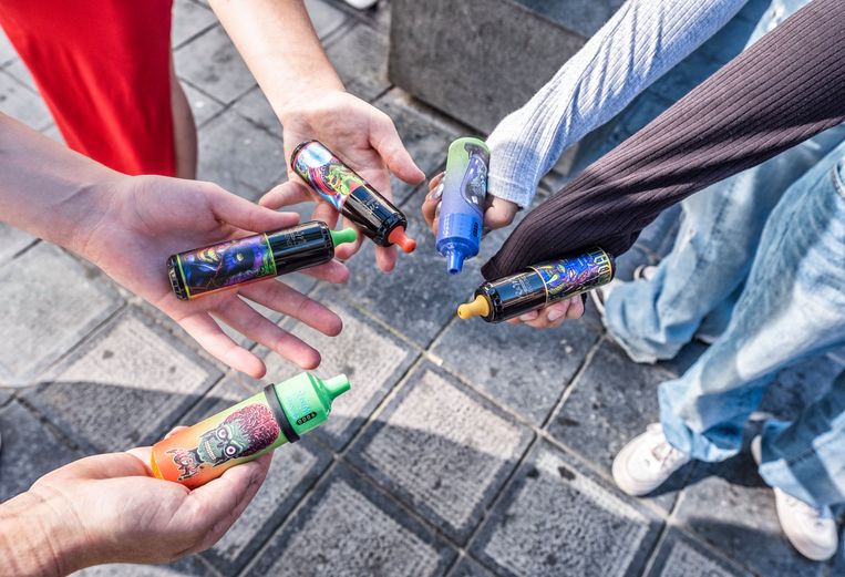 Zitten we met een nieuwe generatie nicotineverslaafden? ‘Mijn vriendin vapet in de wc-kotjes ...