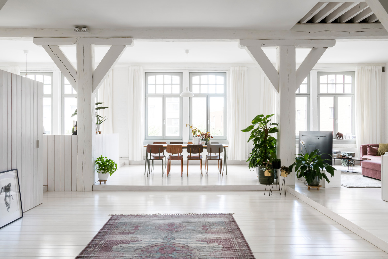 Binnenkijken in een witter dan witte loft | De Morgen