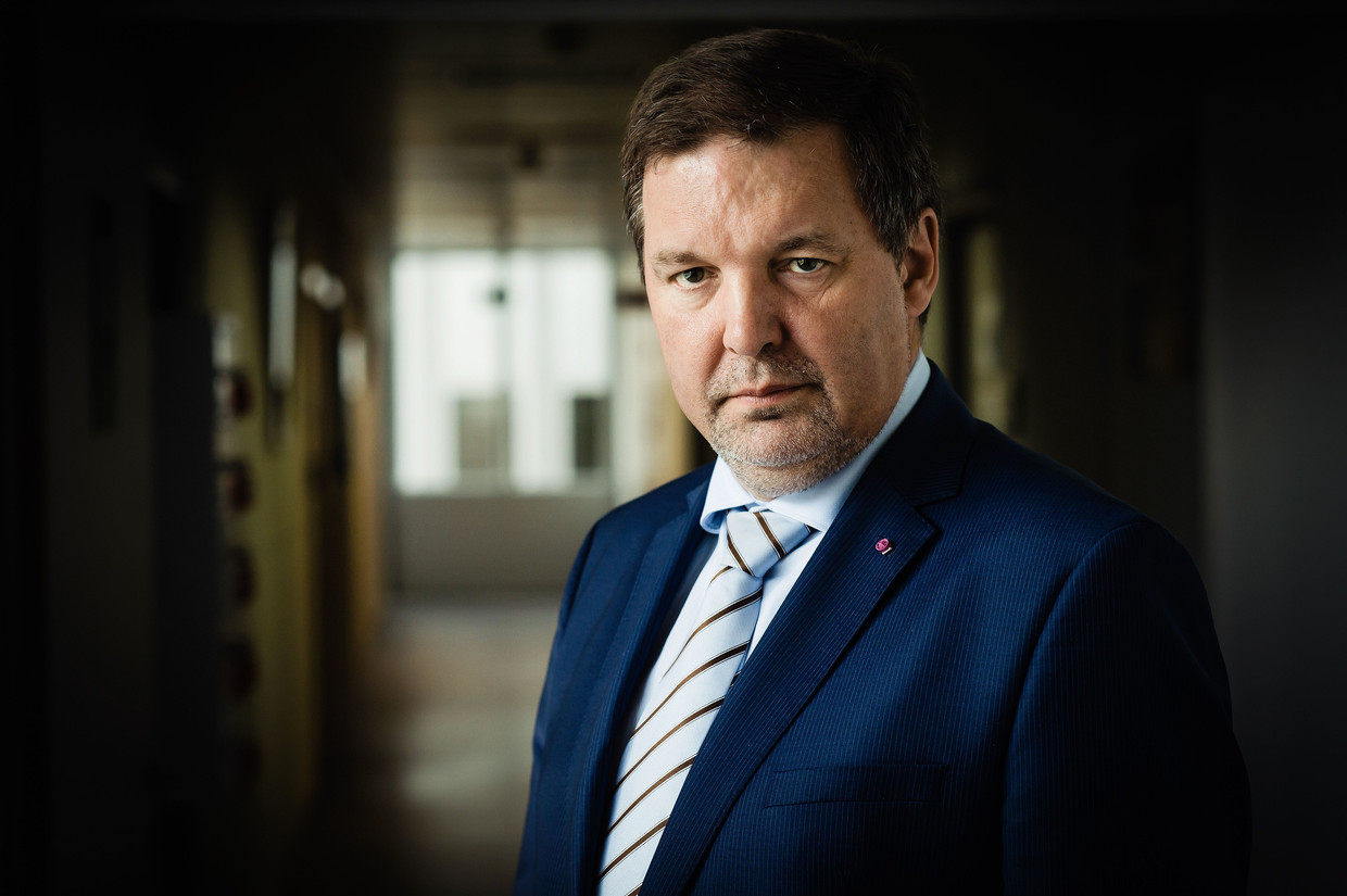 Baas Staatsveiligheid tijdelijk opzij door ziekte | De Morgen