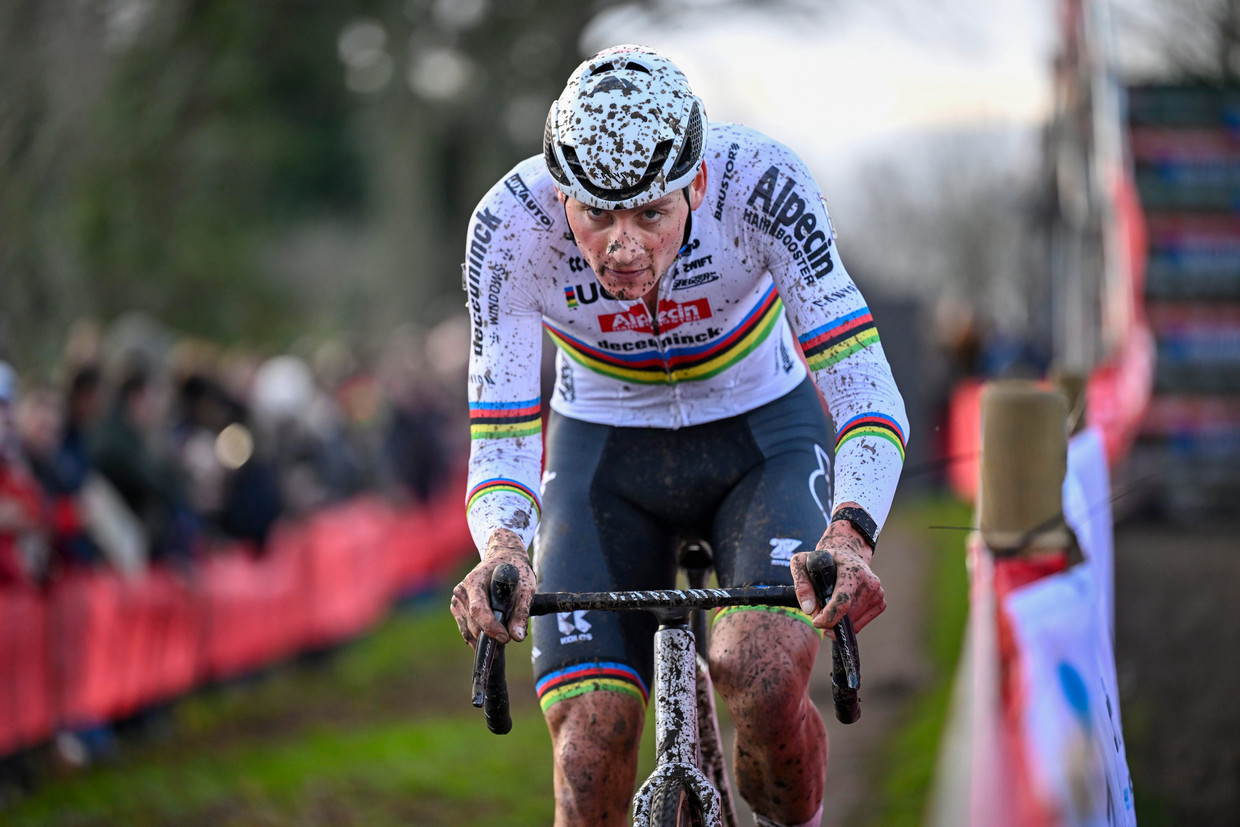 Acht op een rij: Mathieu van der Poel wint in Baal de GP Sven Nys