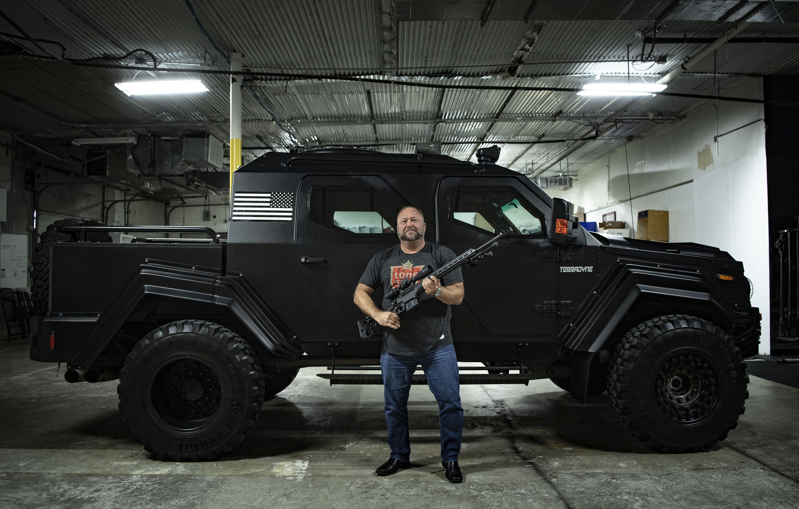 Alex Jones bouwde een imperium met de gekste complottheorieën. Nu ...