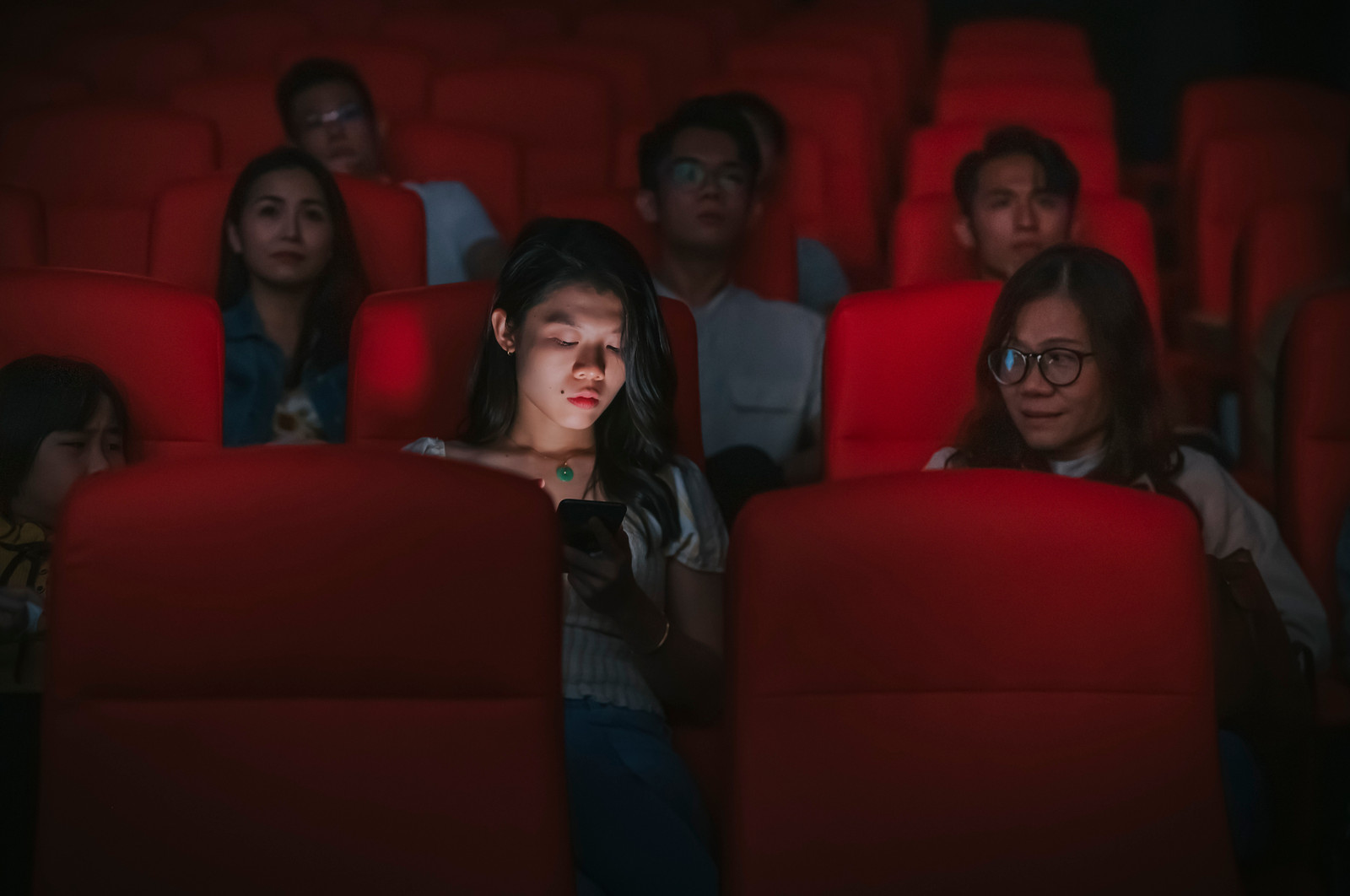 YouTube kijken tijdens cinemavoorstelling? ‘Een film uitzitten zonder iets anders te doen lukt ...